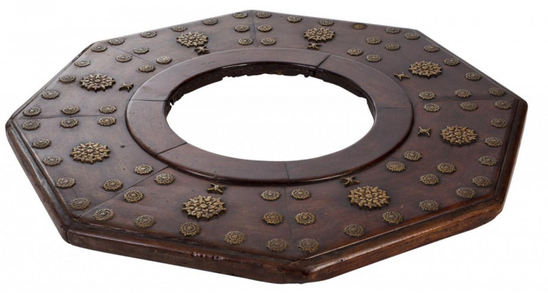 Tarima de brasero en madera de nogal con clavos en bronce. S.XVIII ...